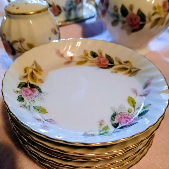 Dining | Vintage Rose Dinnerware Set With Gold Accents | Poshmark